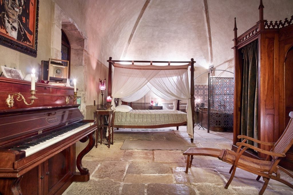 An inside look at all the houses owned by Johnny Depp - RTF
