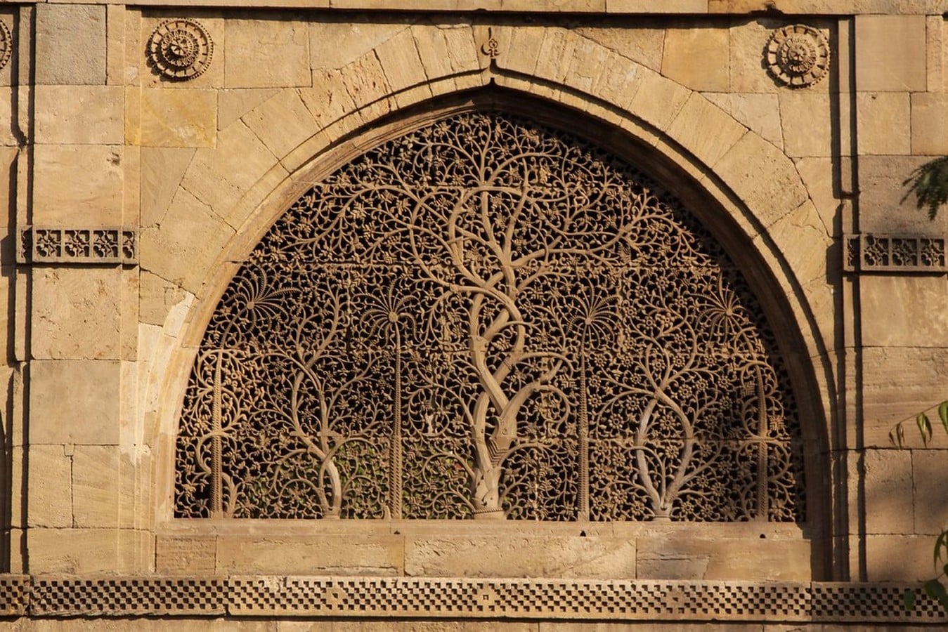 An overview of Indo-Saracenic architecture in India - RTF