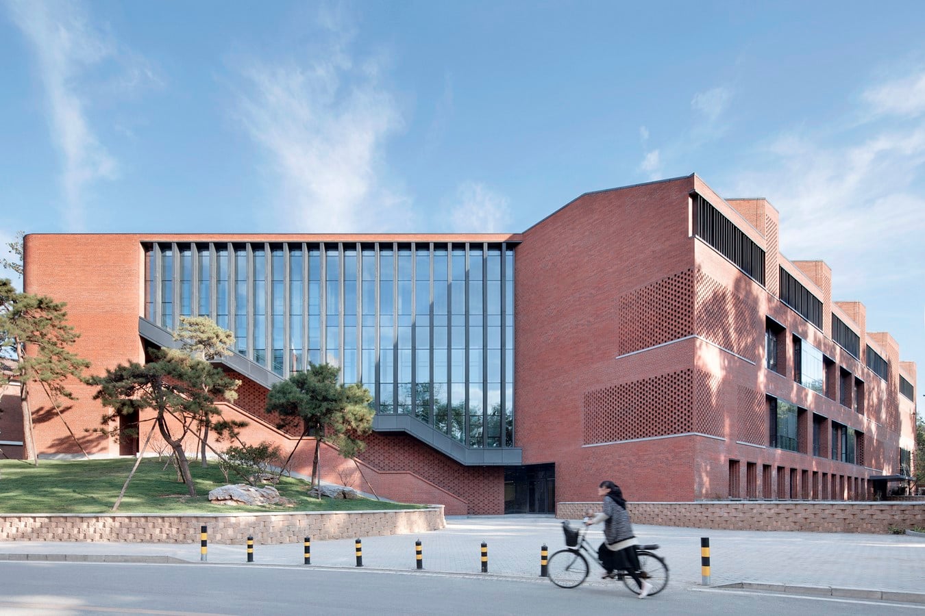Sneak Peek into the campus of Tsinghua University China - RTF
