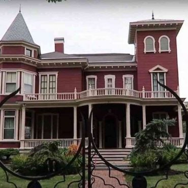 Stephen King House: 10 Facts through Architect's Lens - RTF