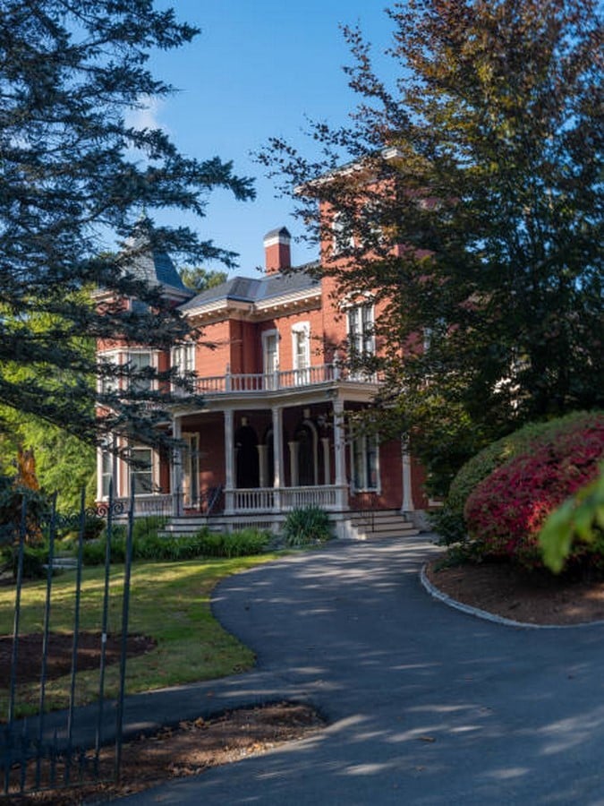 Stephen King House: 10 Facts through Architect's Lens - RTF