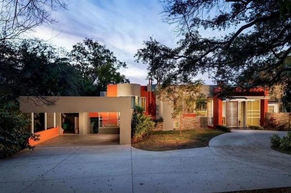 An Inside Look At All The Houses Owned by John Travolta - RTF