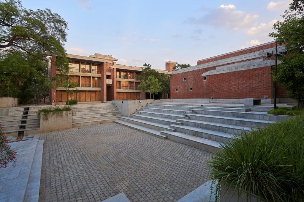 Foundation Centre, Lecture Hall, and Kund at CEPT University by CCBA ...