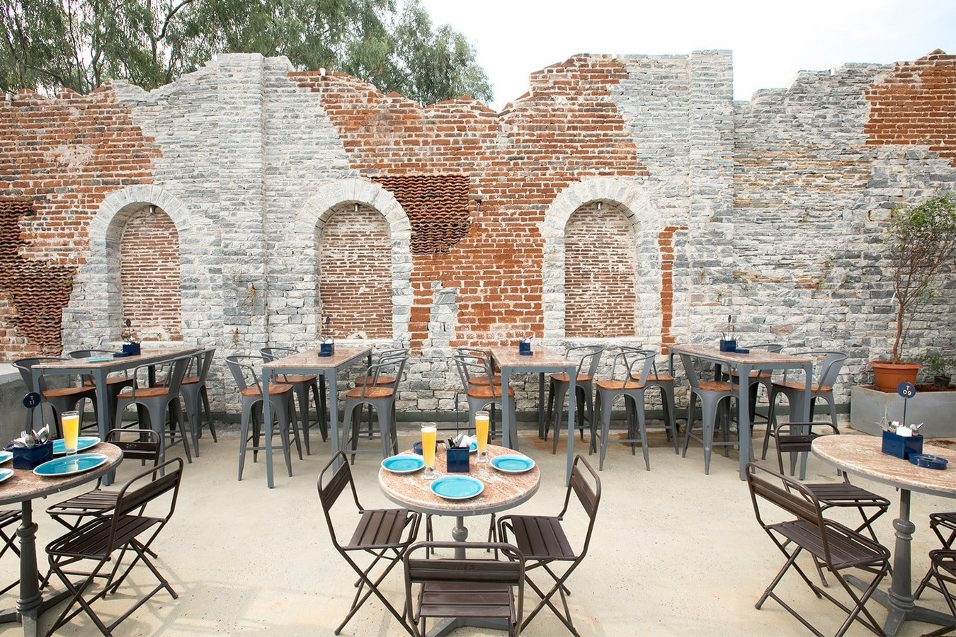 Crafting Dramatic Spaces at BYG Brewski by Mathew and Ghosh Architects ...
