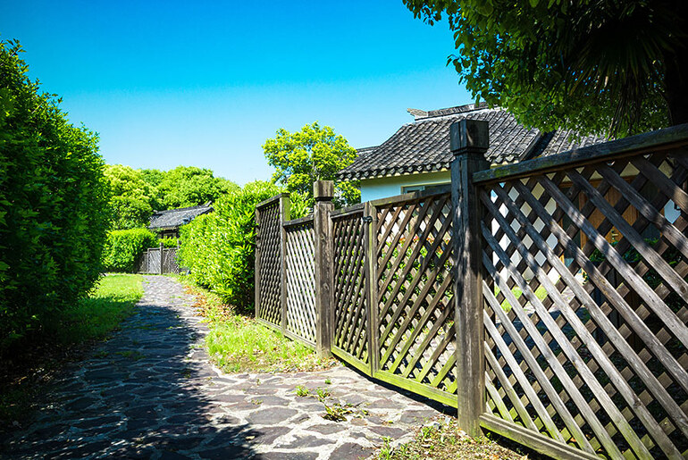 Fence Design in Modern Architecture: More Than Just Boundaries - RTF ...