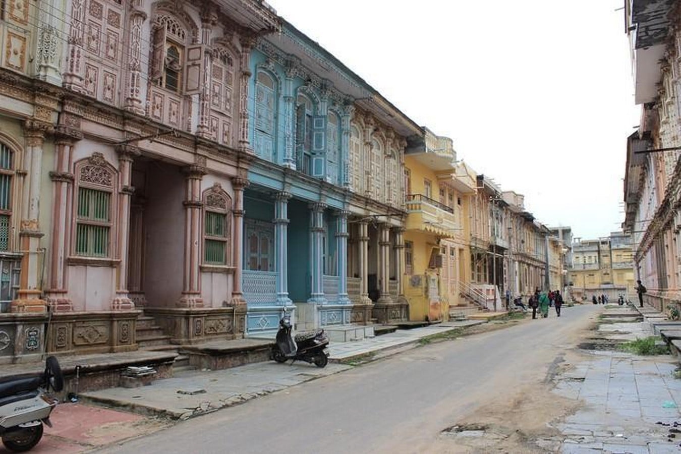 Between Thresholds: Transitional Spaces and Rhythms of Everyday Life in ...