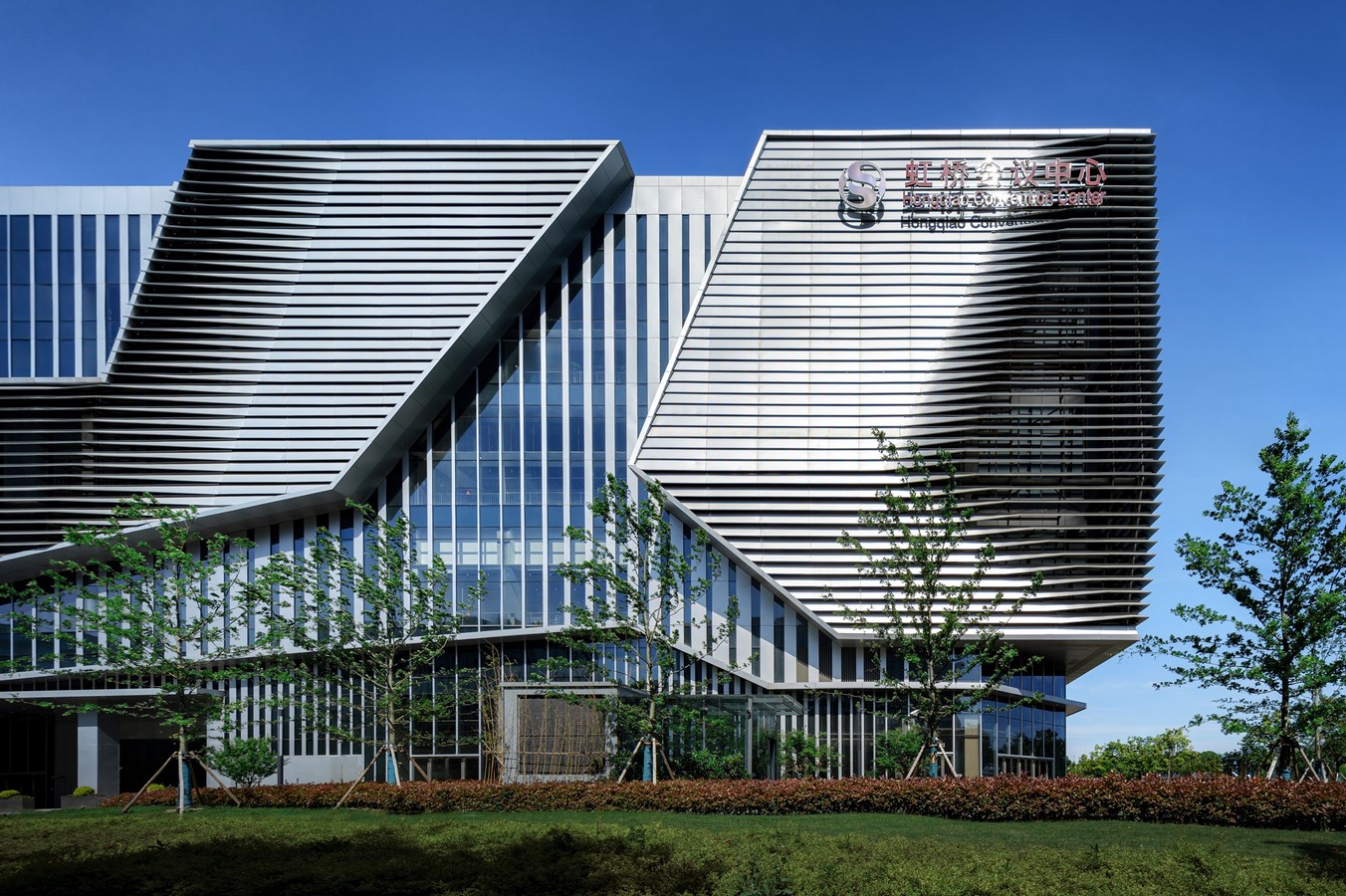 Shanghai Hongqiao Import Commodity Exhibition and Trade Center by Aedas ...