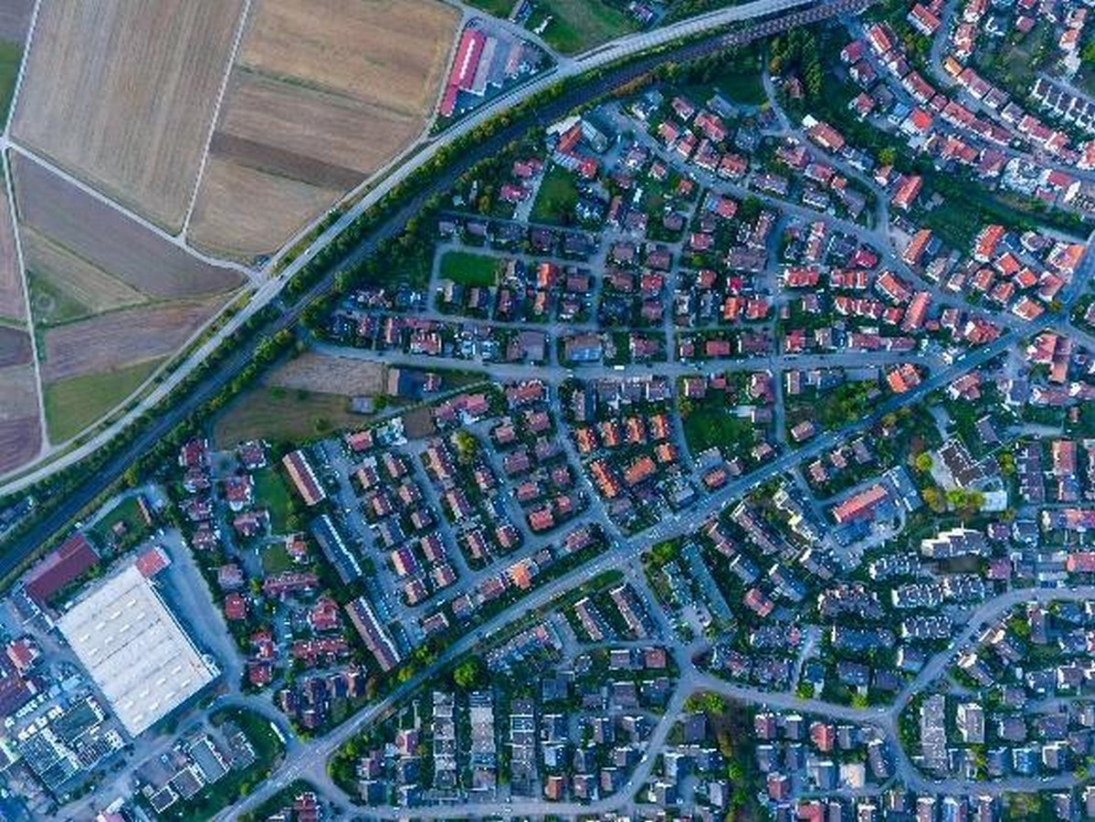 Suburbia: The Architecture of Conformity vs. Escape - RTF | Rethinking ...